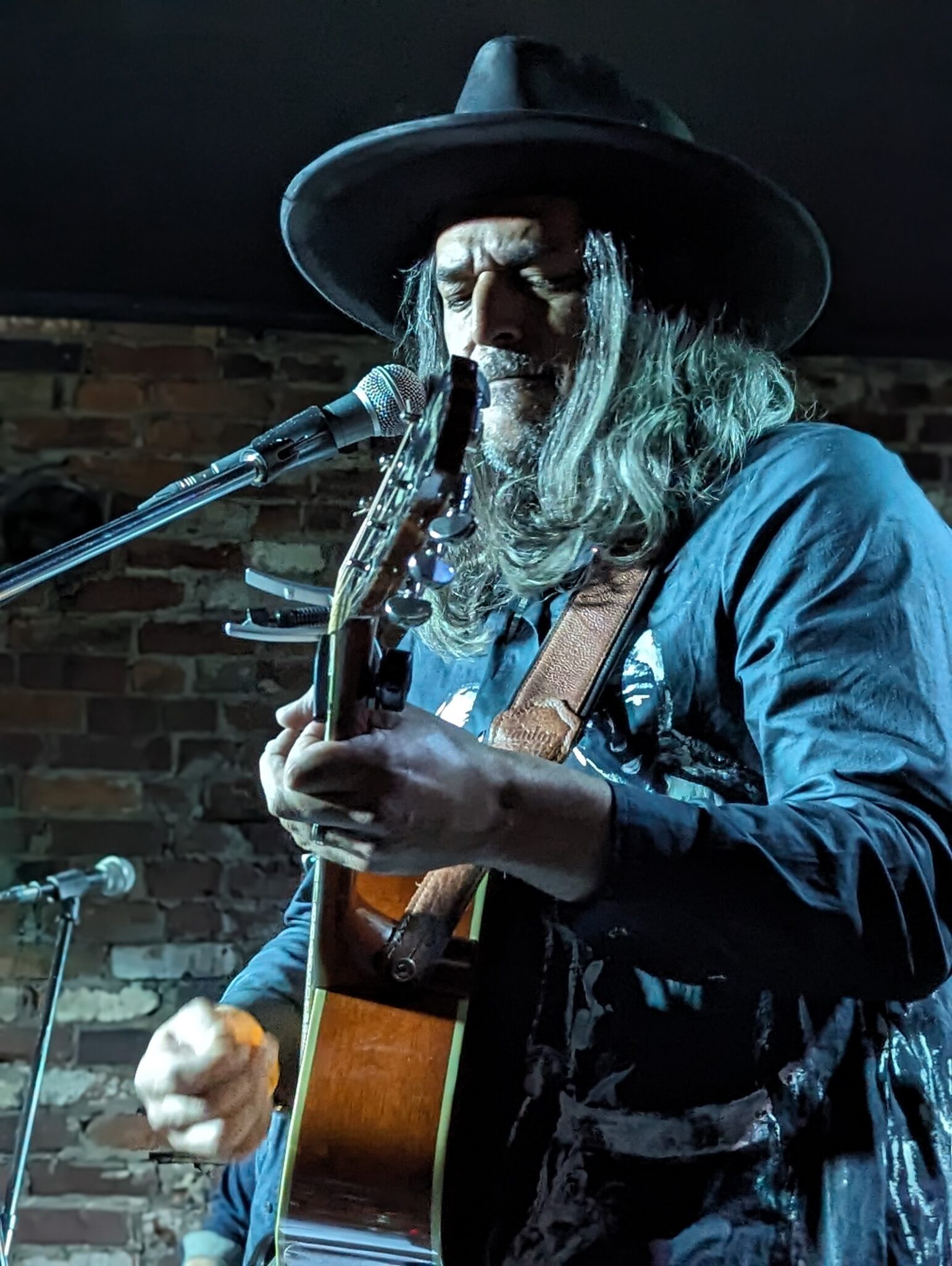 Adrian Sutherland: Live in Toronto - Welcome To The Music